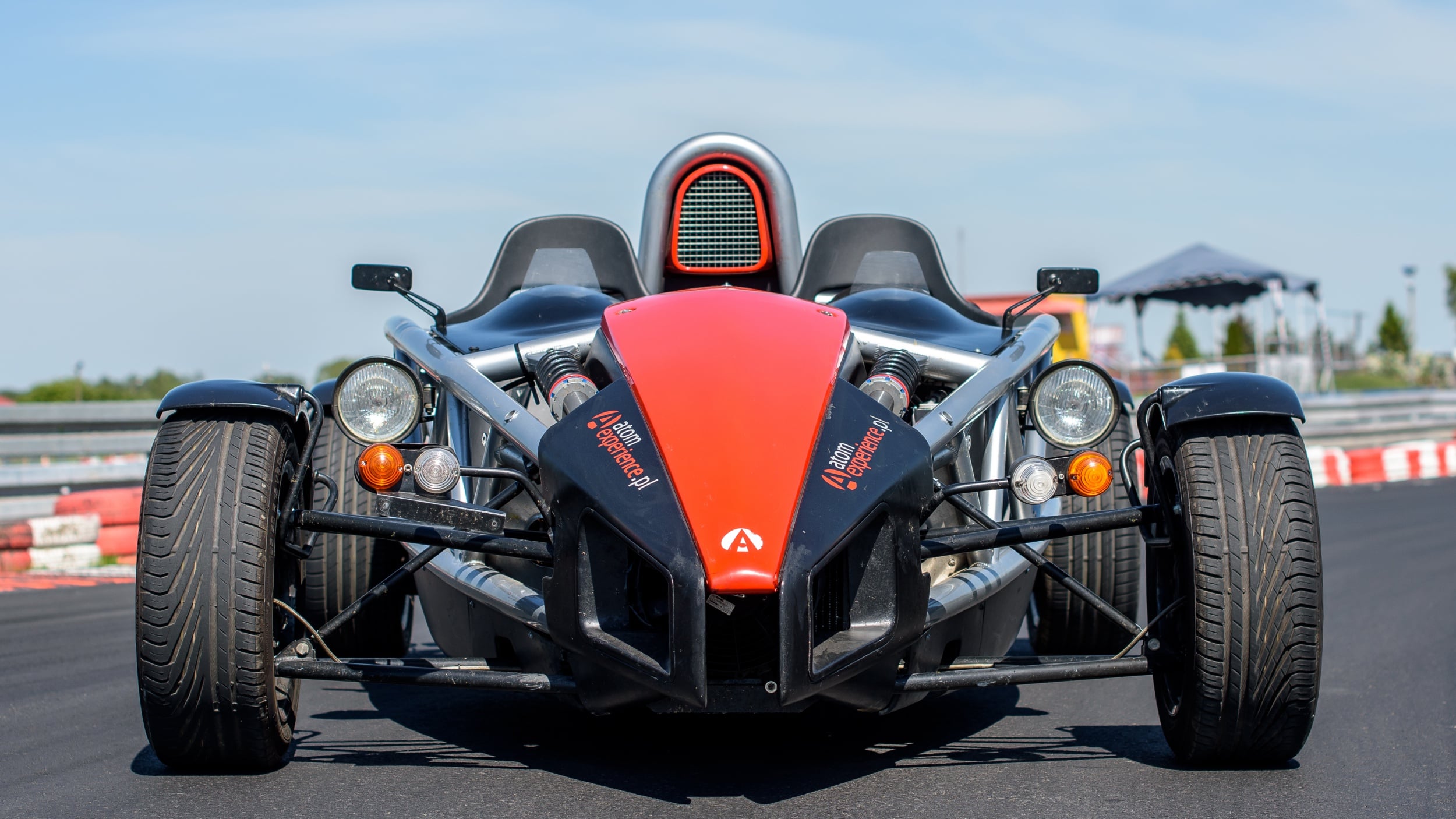 Jazda Ariel Atom vs. BMW BiTurbo Performance – Devil-Cars
