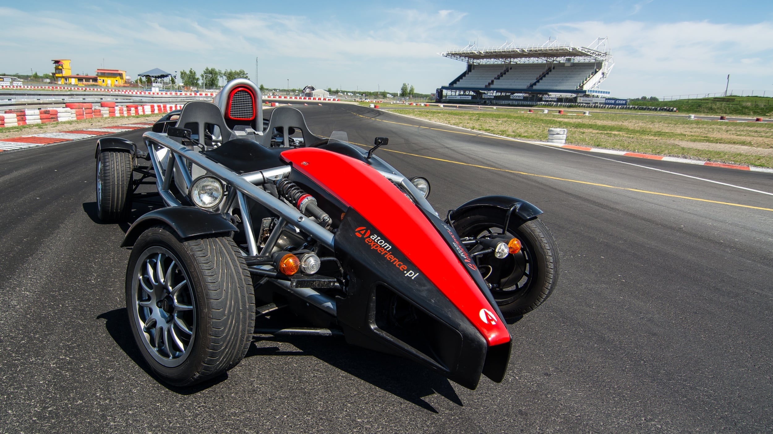 Jazda Ariel Atom vs. BMW BiTurbo Performance – Devil-Cars